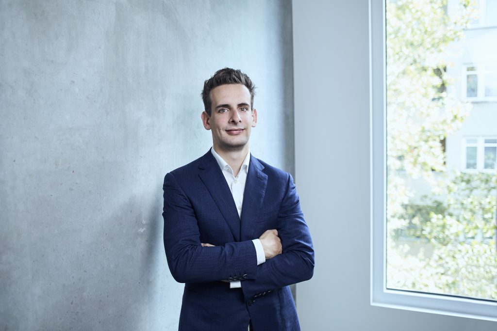 GUNTHER SCHMIDT: ALLE(S) UNTER EINEM DACH • polis Magazin